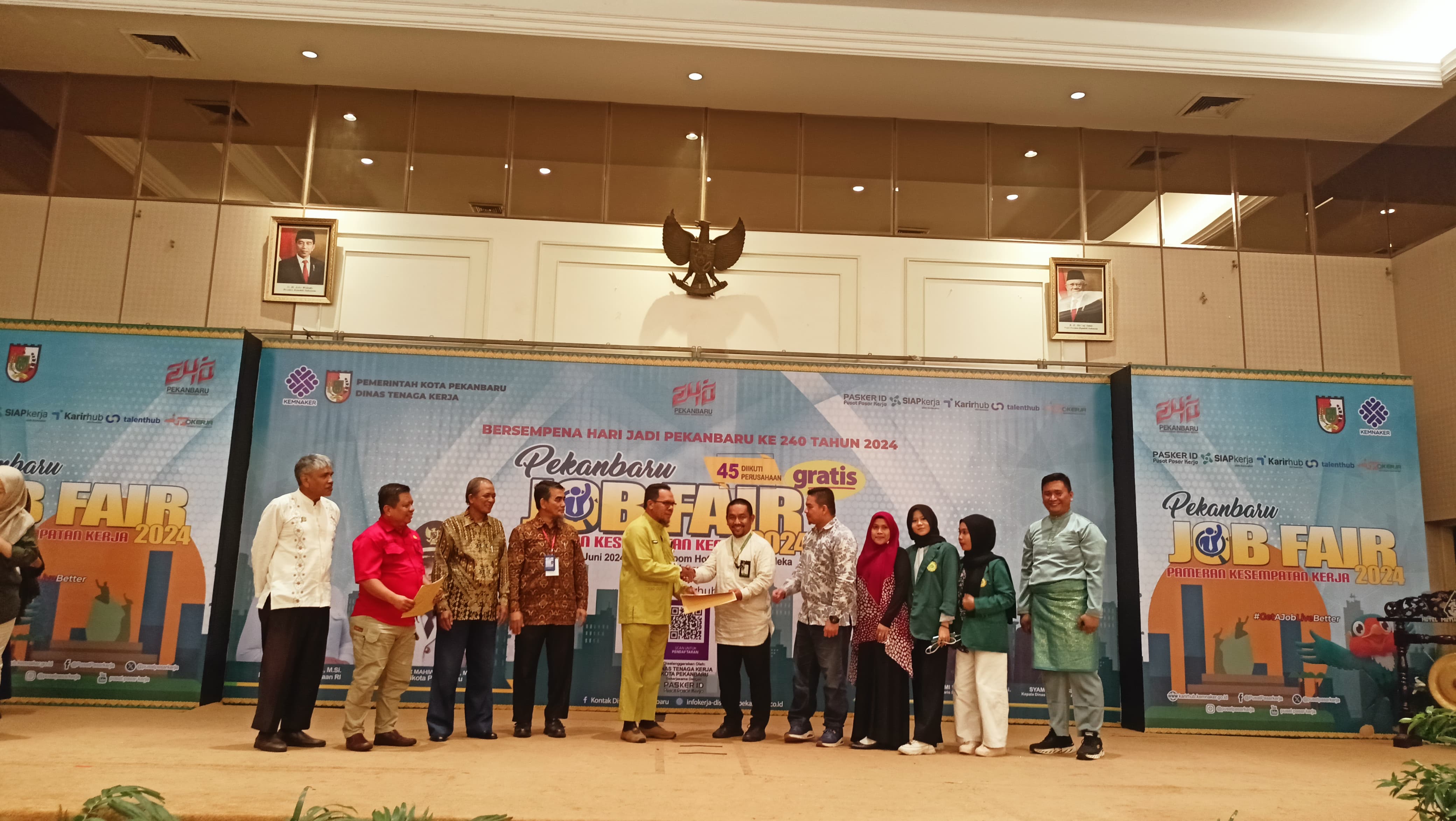 UMRI Peroleh Dua Penghargaan Dalam Pekanbaru Job Fair 2024 | UMRI